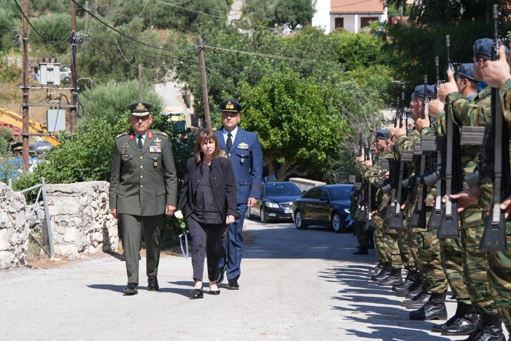 Στην κηδεία του πιλότου Χρήστου Μουλά - Aρχική - Προεδρία της Δημοκρατίας