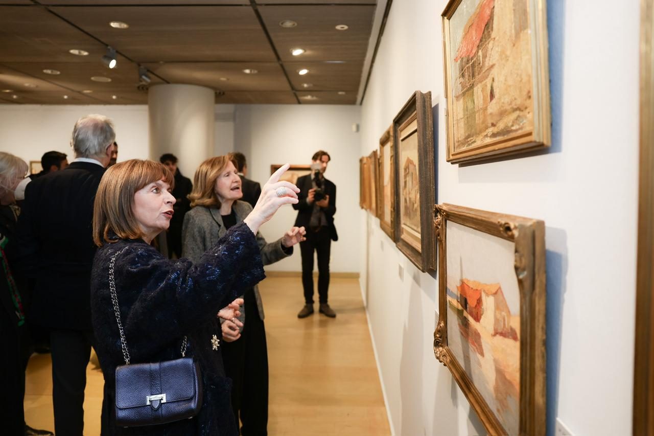Στα εγκαίνια της έκθεσης «Μιχάλης Οικονόμου. Η αλχημεία της ζωγραφικής ...