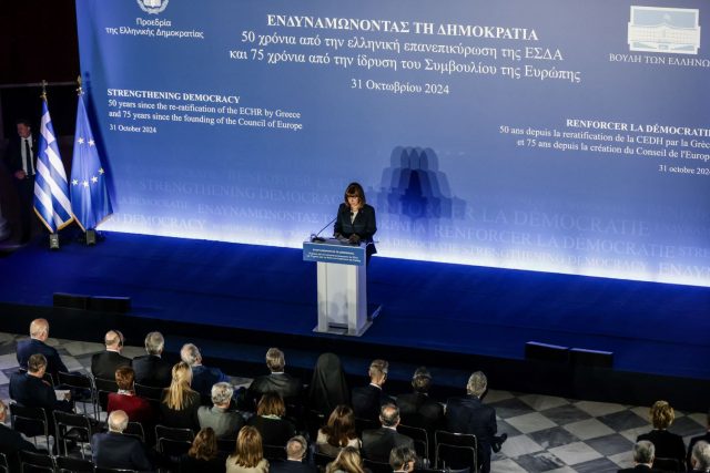 Στα εγκαίνια της έκθεσης «Μιχάλης Οικονόμου. Η αλχημεία της ζωγραφικής ...