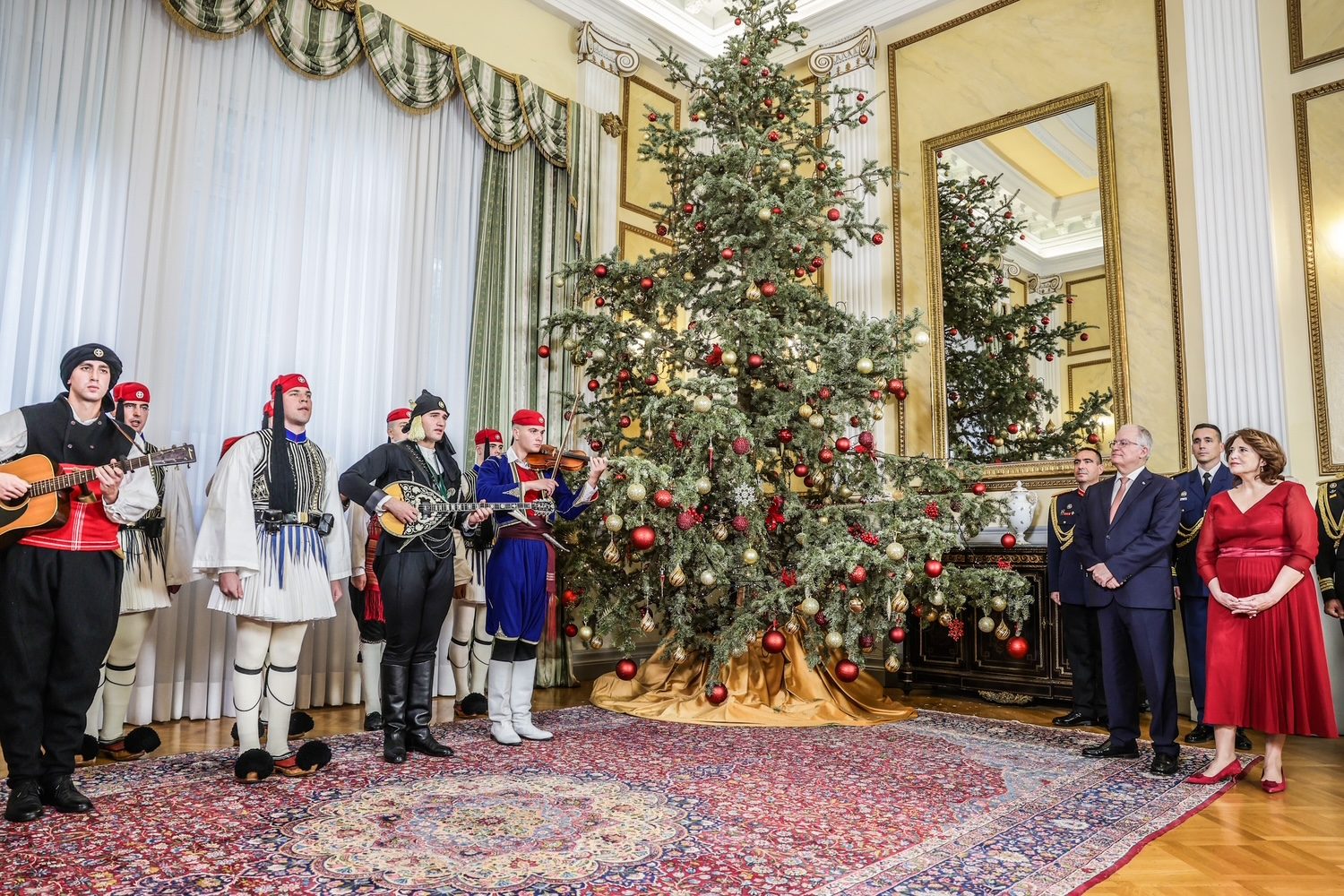 Χριστουγεννιάτικα κάλαντα στην πολιτειακή και πολιτική ηγεσία – Οι ...