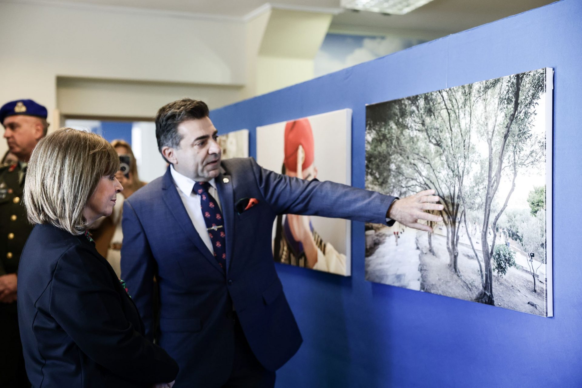 Στην έκθεση φωτογραφίας «THE EVZONES COLLECTION» στην Προεδρική Φρουρά ...